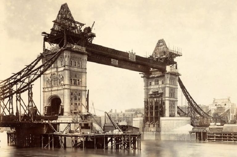Tower Bridge in London. His construction - Visit the Steam machine