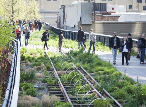 High Line in New York City - Park & Art - Elevated Railroad